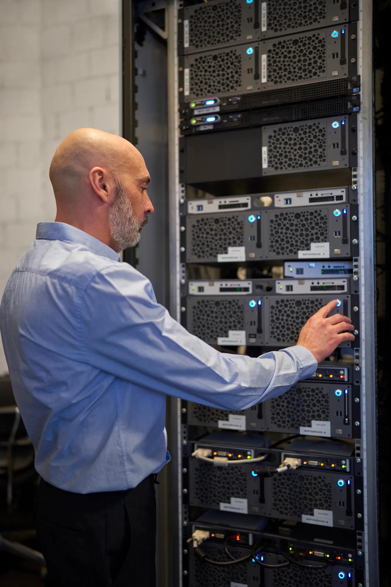 Desk and video wall controllers - Barco