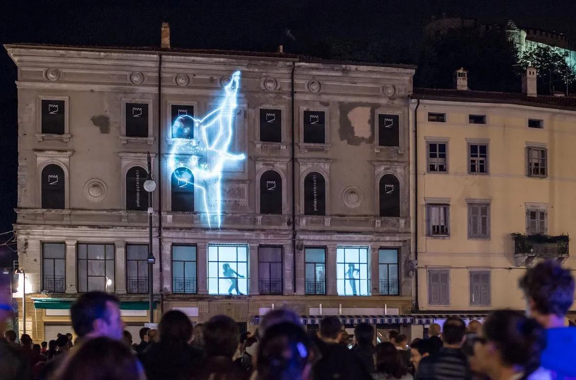 Raylight projection mapping - Barco