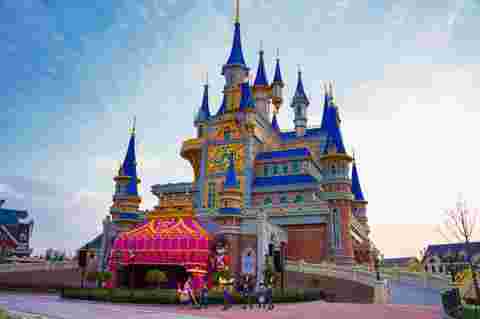 Sheyang Andersen Fairy Tale Playground large 3D mapping - Barco