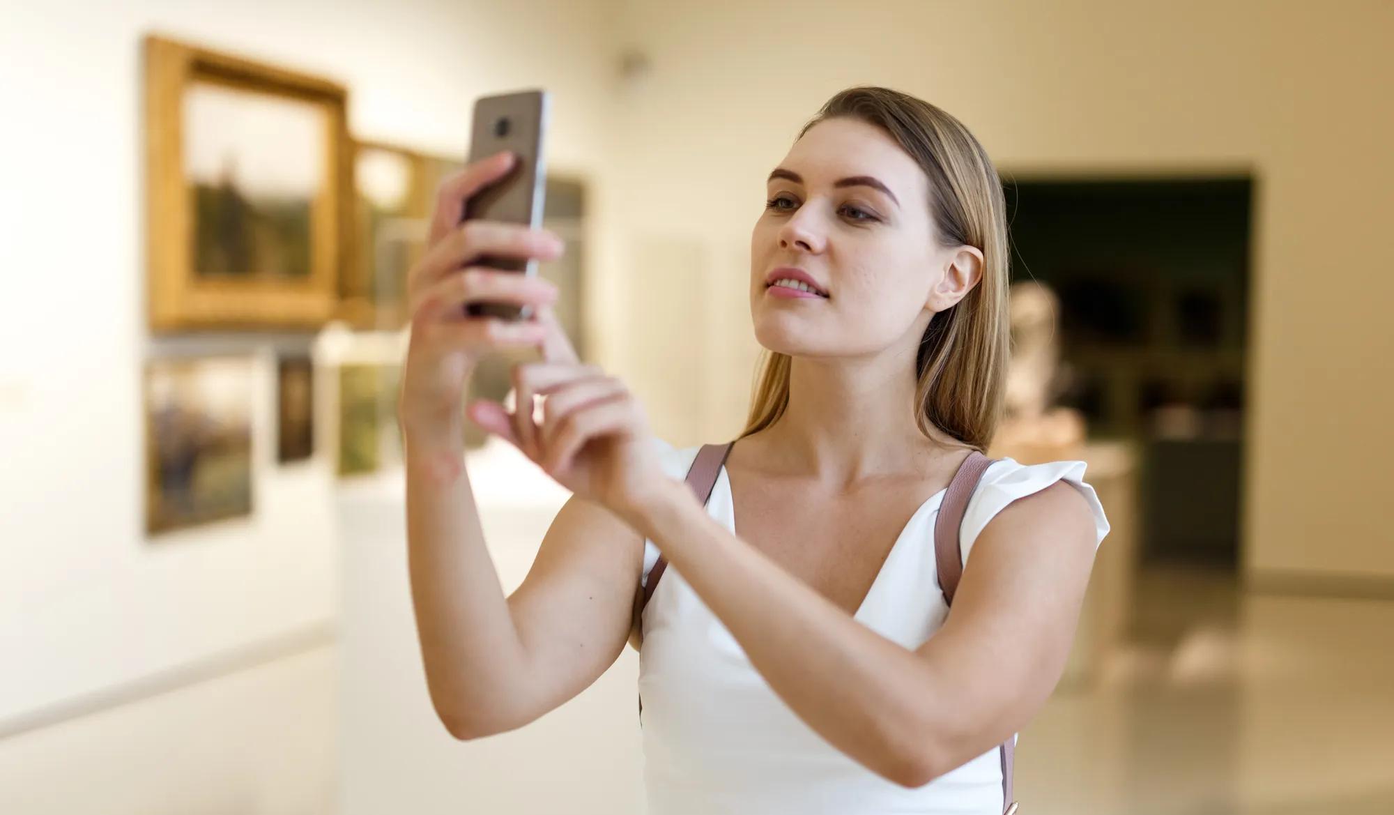 The use of mobile phones in museums: pros and cons - Barco